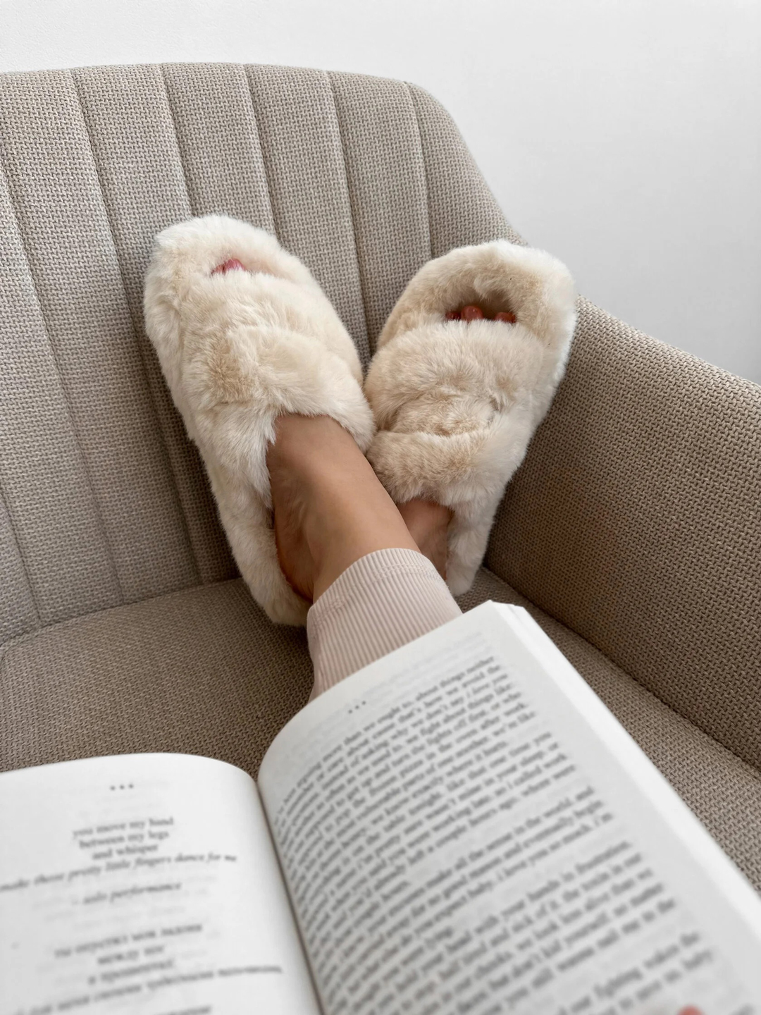 Хатні тапочки хутро 590872 Білі 💛 ціна: 589 грн.💙 Купити у Києві